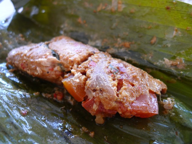 Pepes Ikan (Steamed Marinated Fish in Banana Leaf) | food comas